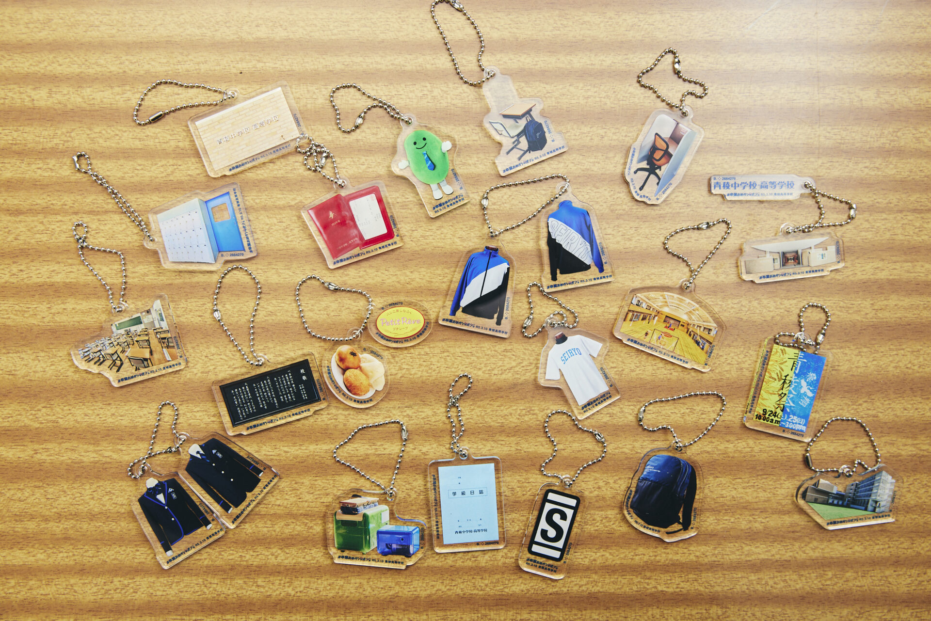 【バンダイと先生からサプライズ‼︎】こんなの嬉しい！3年間の思い出が詰まったオリジナルガシャポンが卒業生へ！ - トレンドお届けメディア Trepo（トレポ