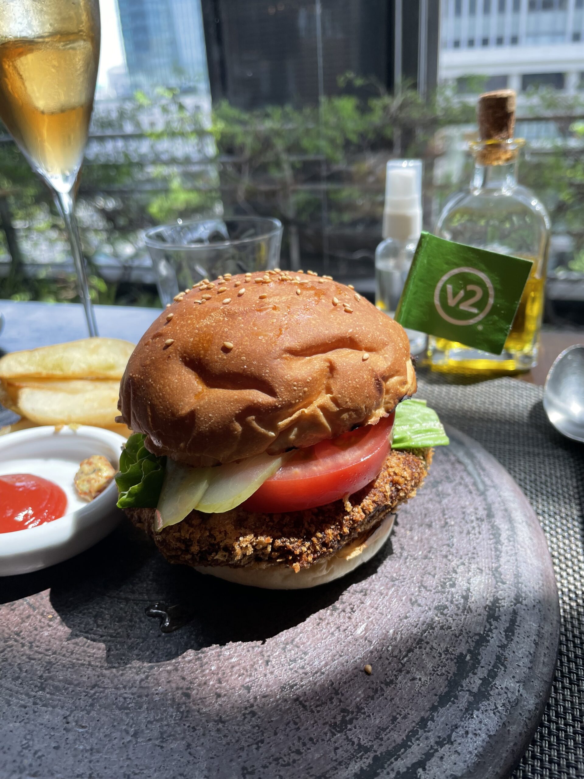 【2023年4月から】v2foodのプラントベースバーガーが「Wattle Tokyo」に登場。SDG’sに配慮した食事を♡ | トレンドお届けメディア Trepo（トレポ