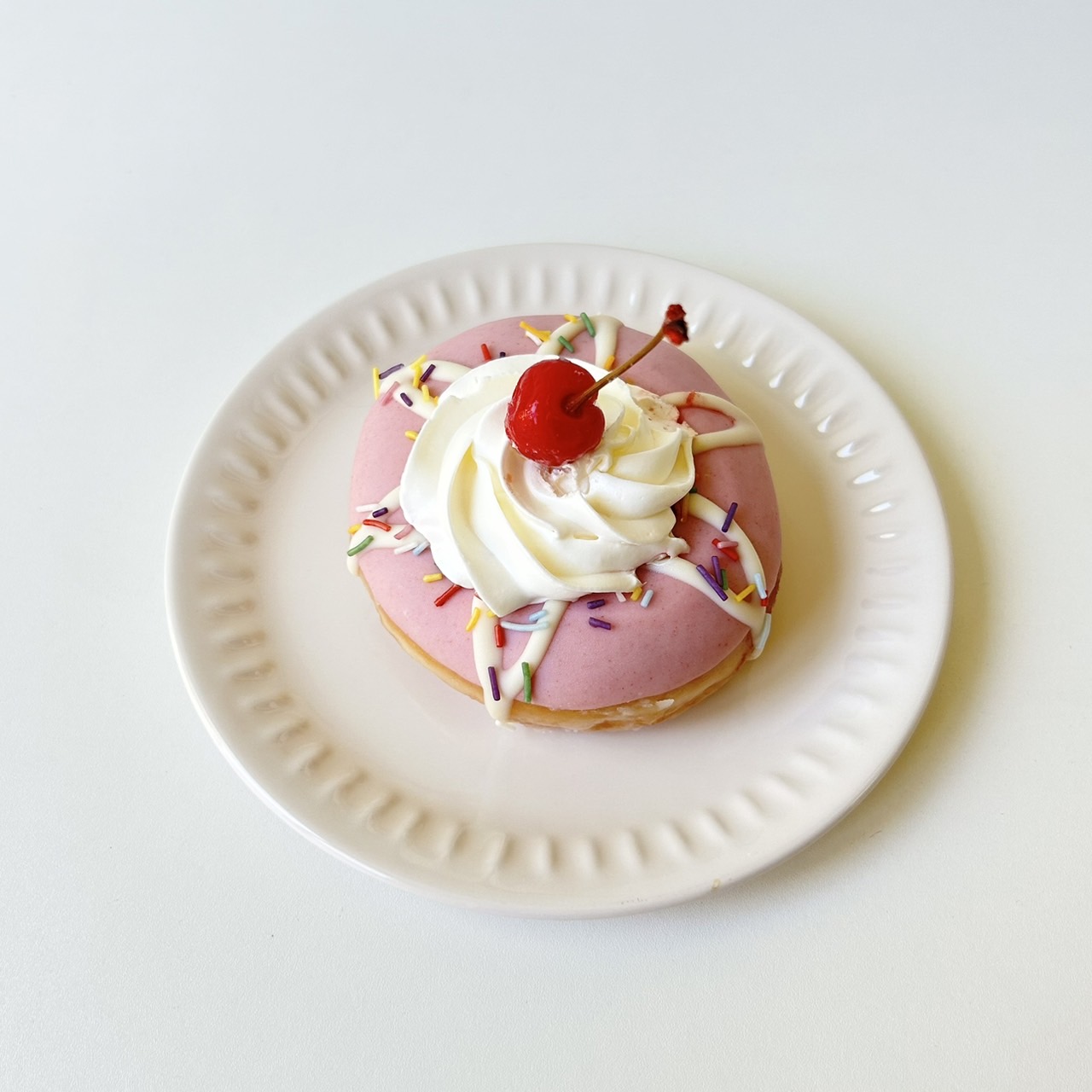 【8/16から】クリスピー・クリーム・ドーナツからアニバーサリーを彩る限定ドーナツが登場♡おしゃピクやホカンスにもおすすめ！ | トレンドお届けメディア Trepo（トレポ