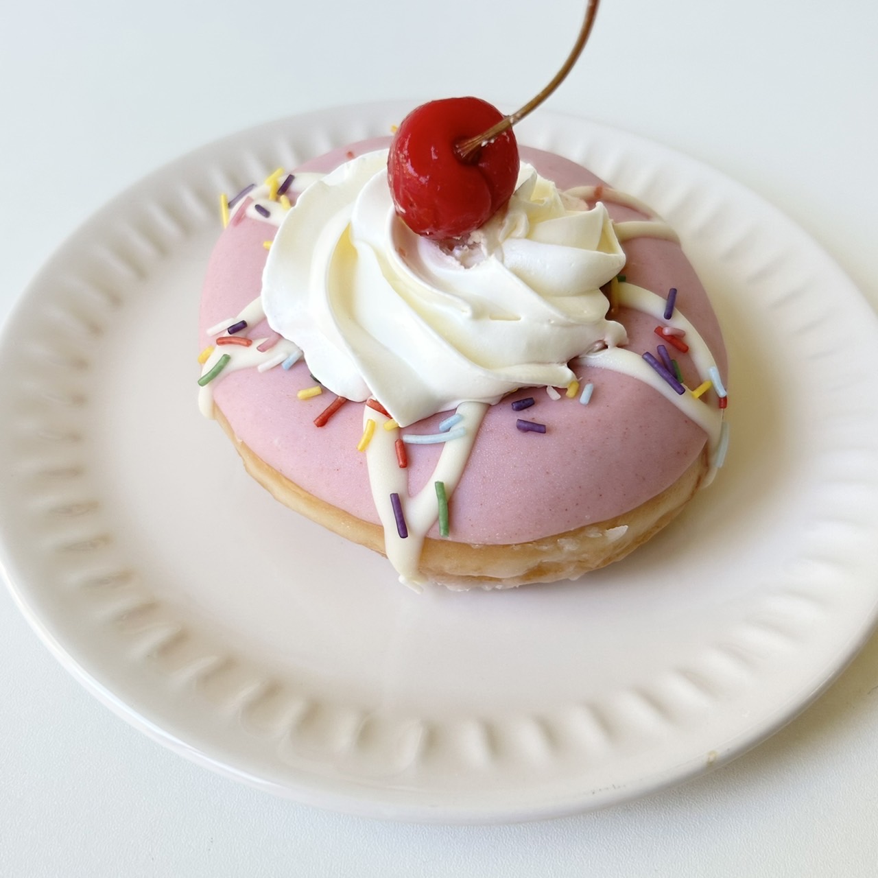 【8/16から】クリスピー・クリーム・ドーナツからアニバーサリーを彩る限定ドーナツが登場♡おしゃピクやホカンスにもおすすめ！ | トレンドお届けメディア Trepo（トレポ