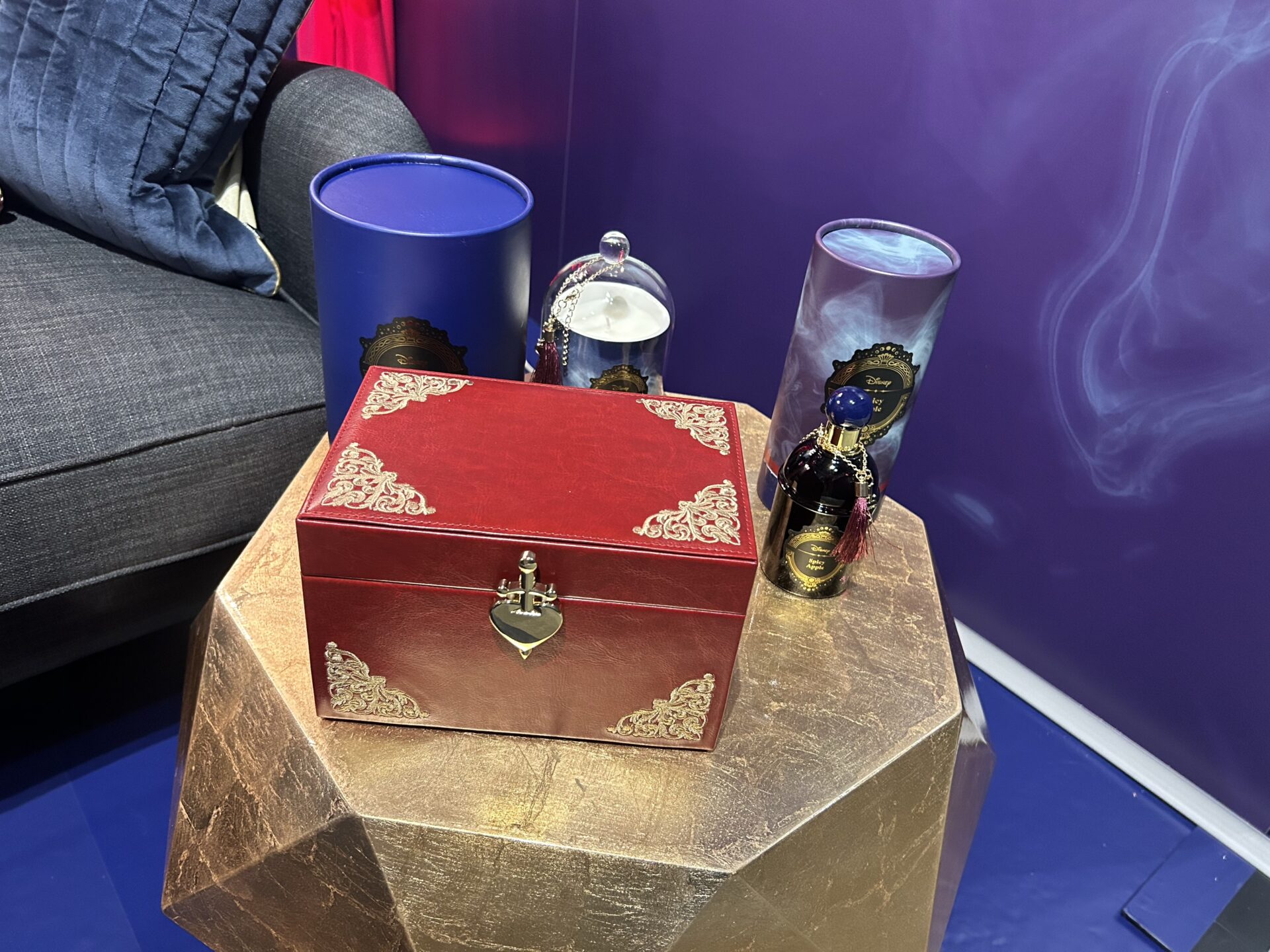 【Francfranc】5人のヴィランズにインスパイアされた『VILLAINS NIGHT ROOM』が期間限定で開催！人気アイテムが当たる ...