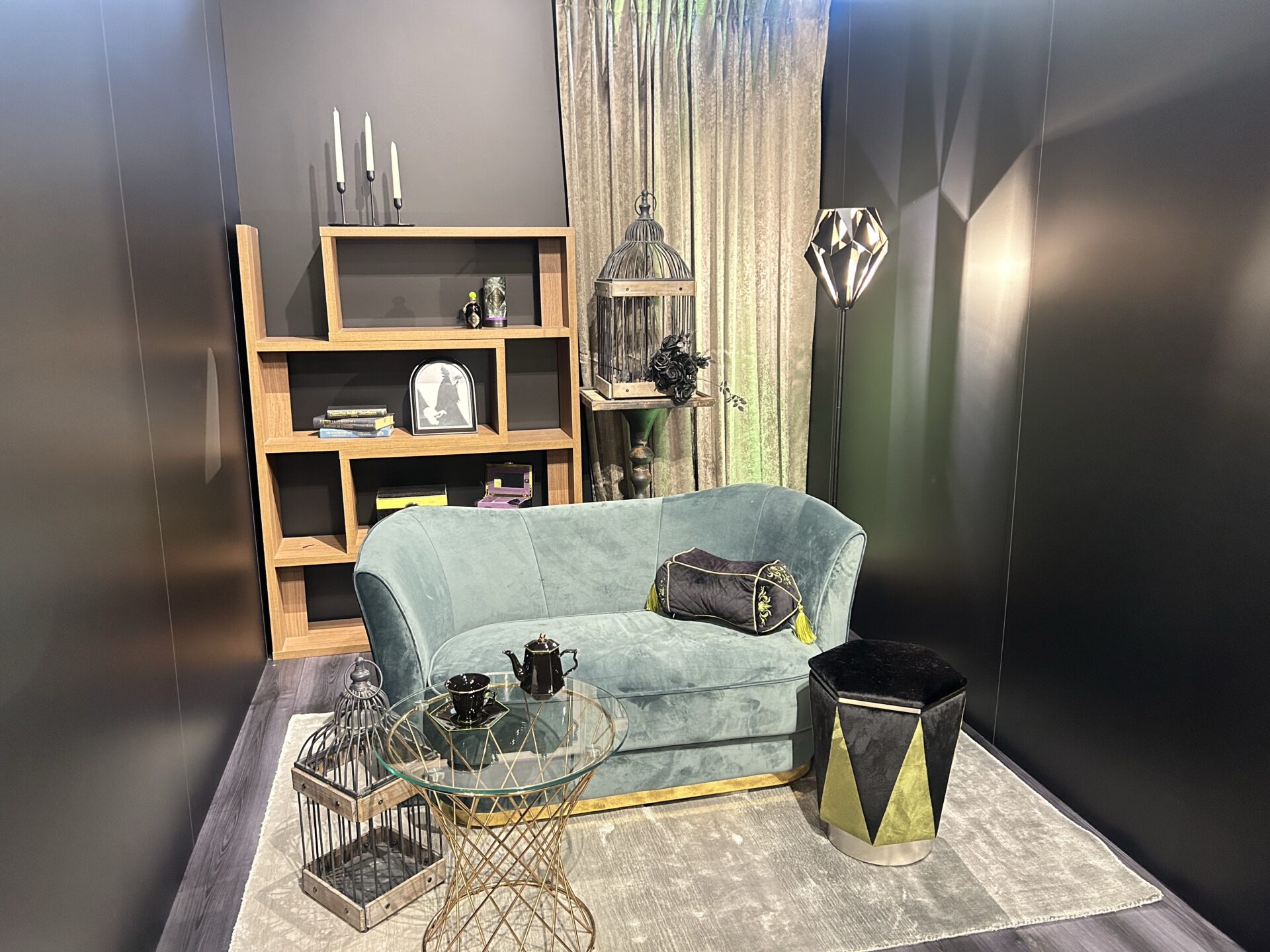 【Francfranc】5人のヴィランズにインスパイアされた『VILLAINS NIGHT ROOM』が期間限定で開催！人気アイテムが当たる ...