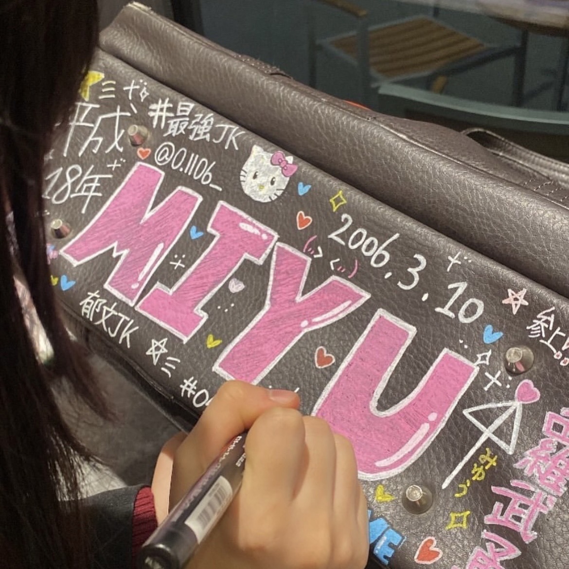 【2025年保存版】JKの間で大バズリ中！「スクバ落書き」って知ってる？可愛いフォントやデザイン、写真の撮り方5選をご紹介します♪ ...